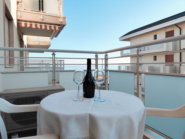 Apartment With Balcony On The Seafront - Lido di Jesolo