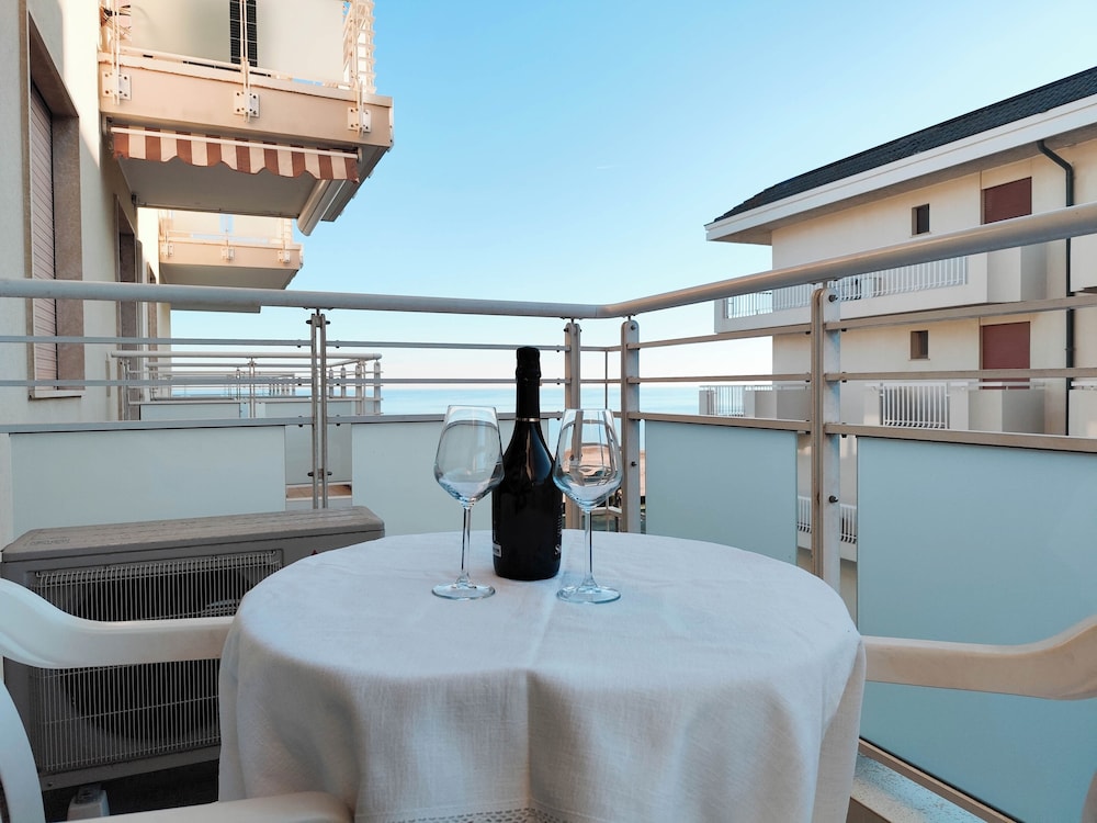 Apartment With Balcony On The Seafront - Lido di Jesolo