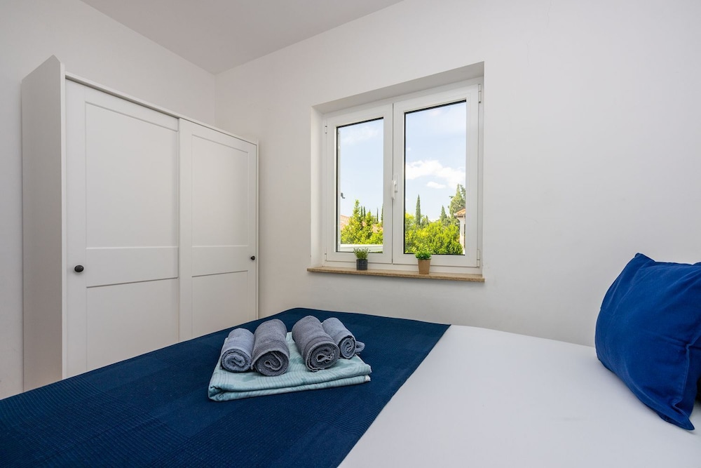 Bright apartment just 300 metres from the beach with sea views ...