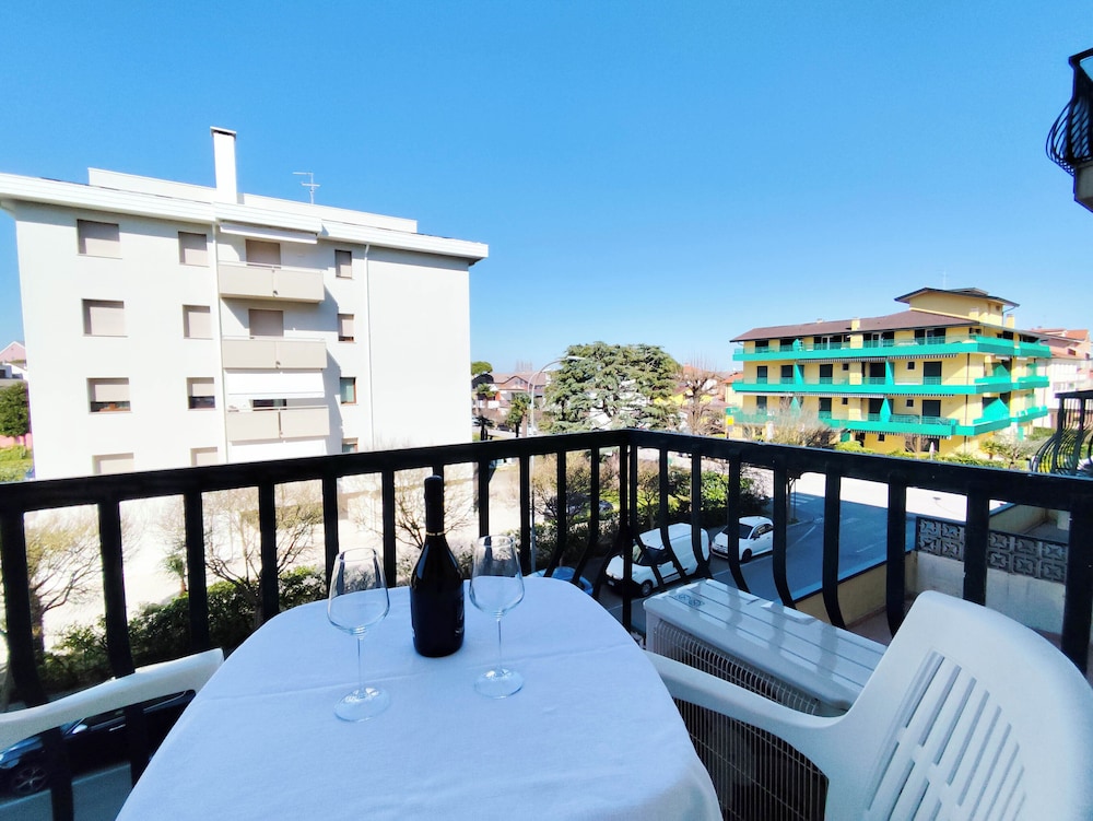Comfy Flat With Pool And Balcony - Lido de Jesolo