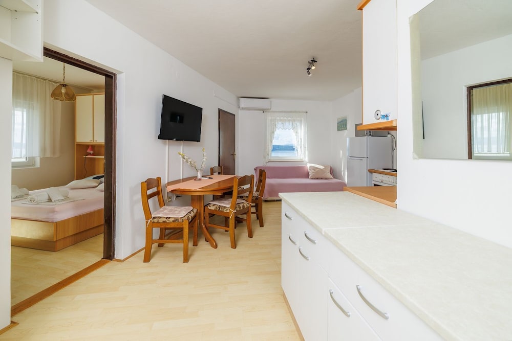 Quiet apartment just 500 metres from the beach with sea views and ...