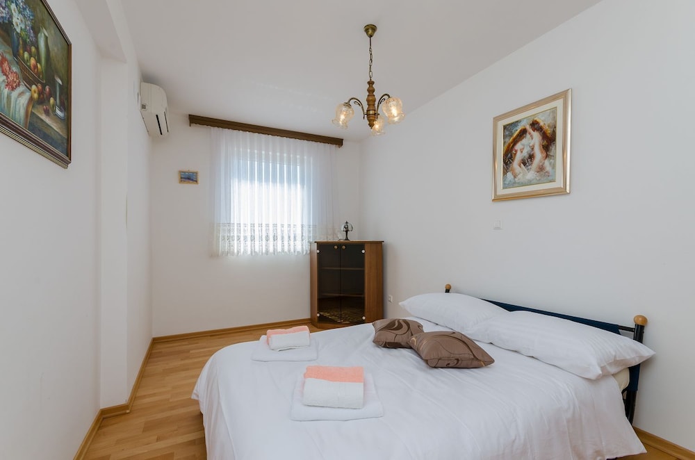 Bright apartment just 430 metres from the beach with sea views, garage ...