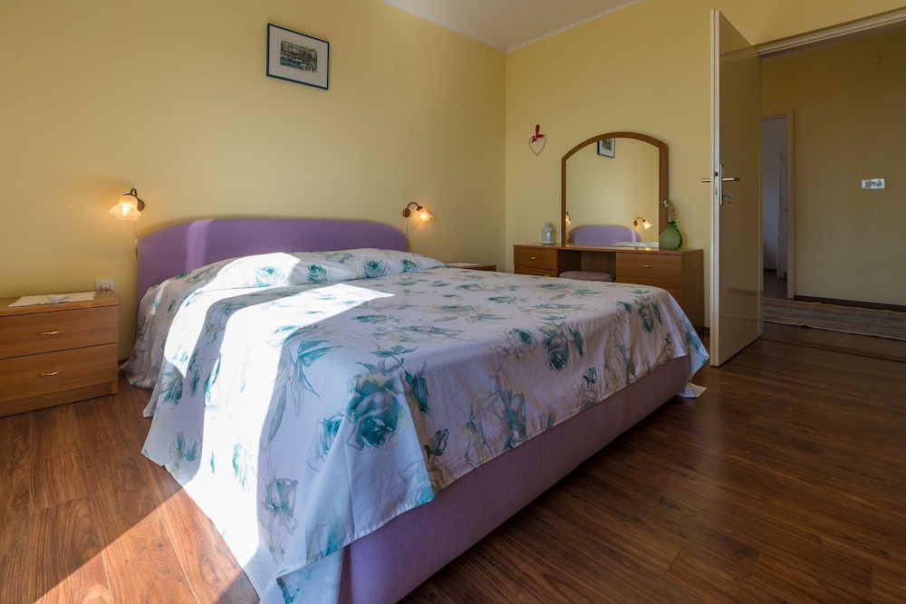 Cosy apartment with stunning sea views, barbecue area, washing machine ...