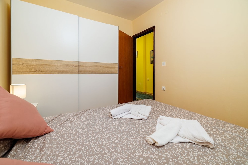 Comfortable flat with sea view, air conditioning, WiFi and washing ...