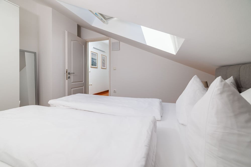 Attic apartment with sea view, private parking and washing machine ...