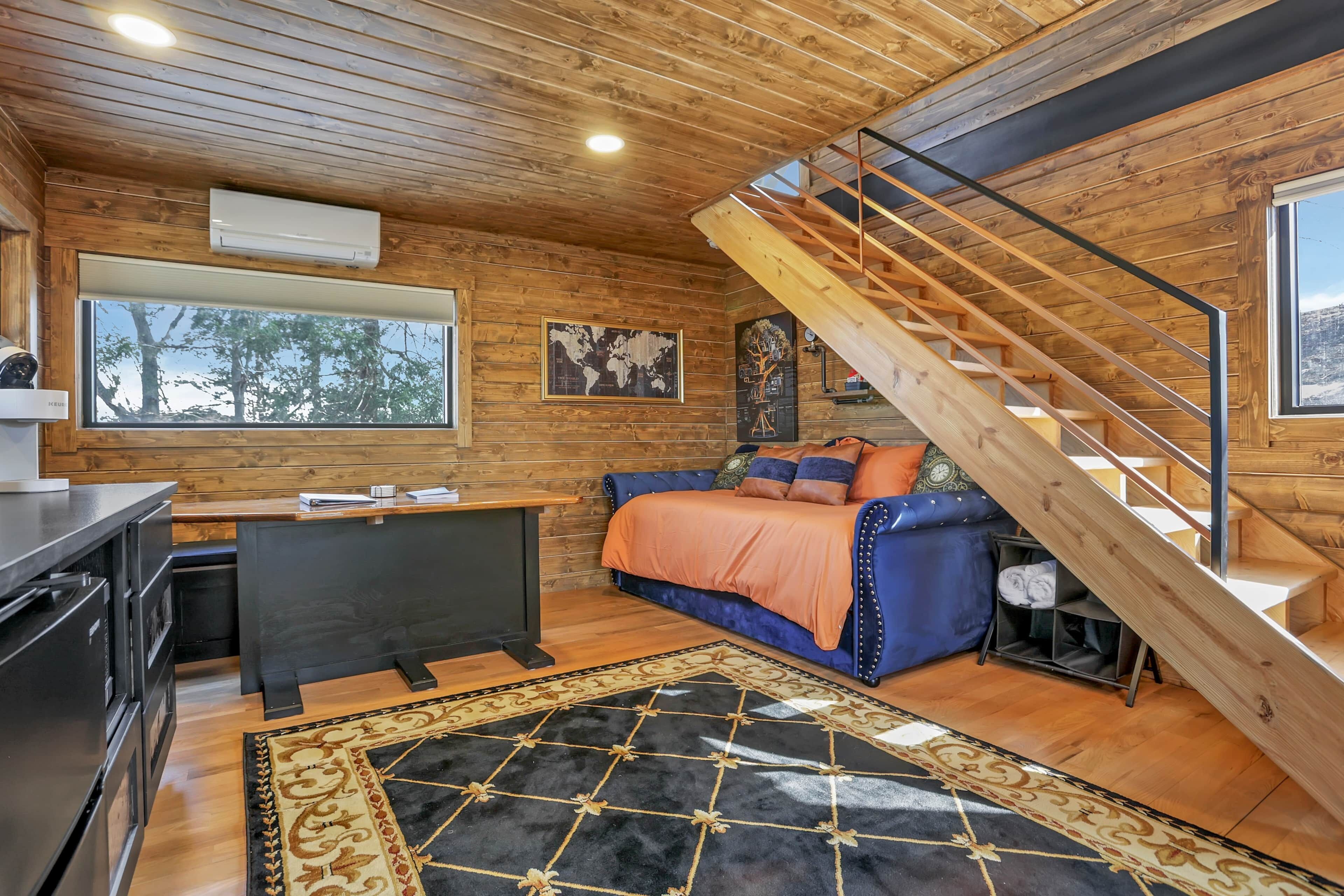 The Time Machine Treehouse - Hocking County, OH