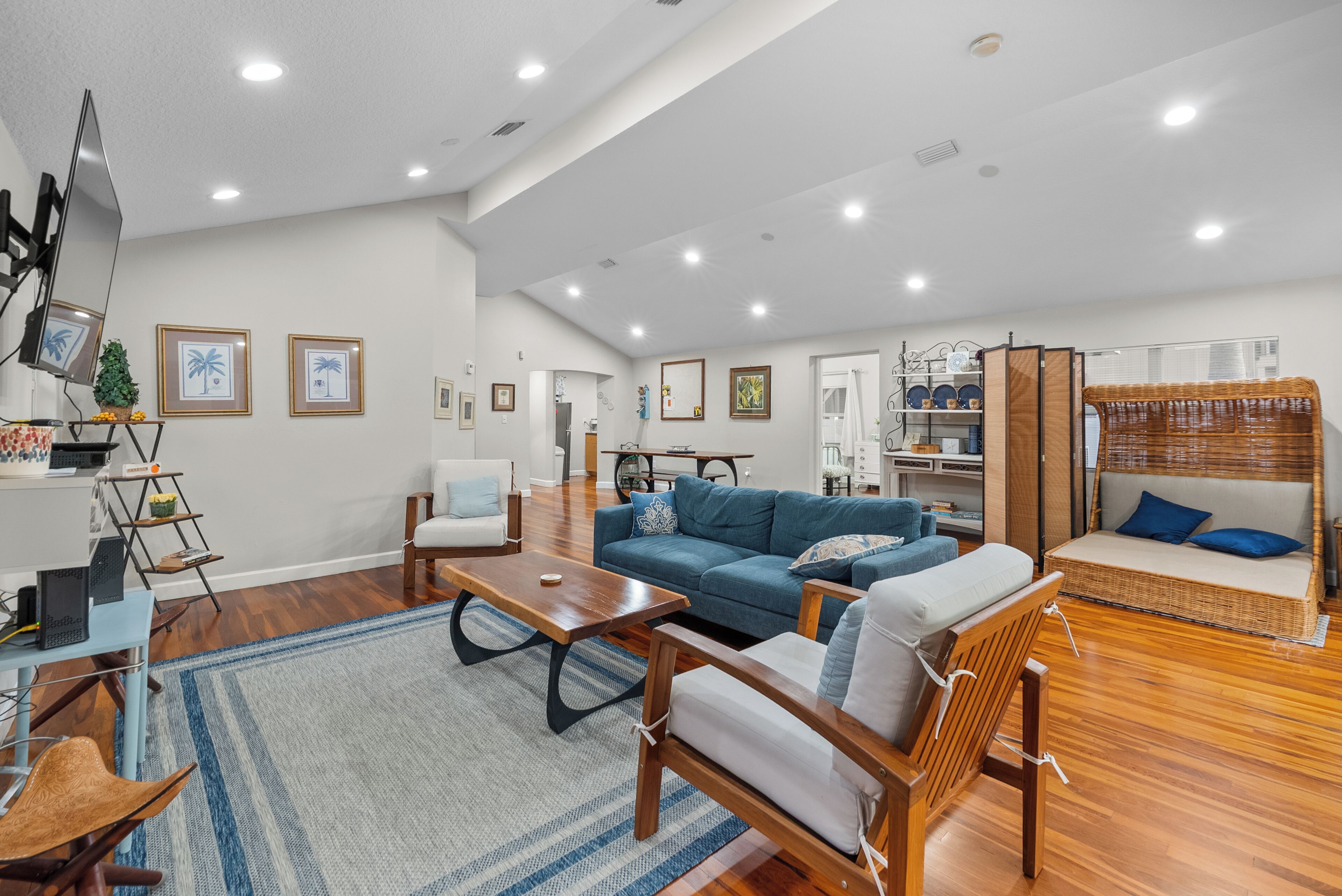 Downtown Dunedin Escape  Shops, Trails & Beer - 達尼丁