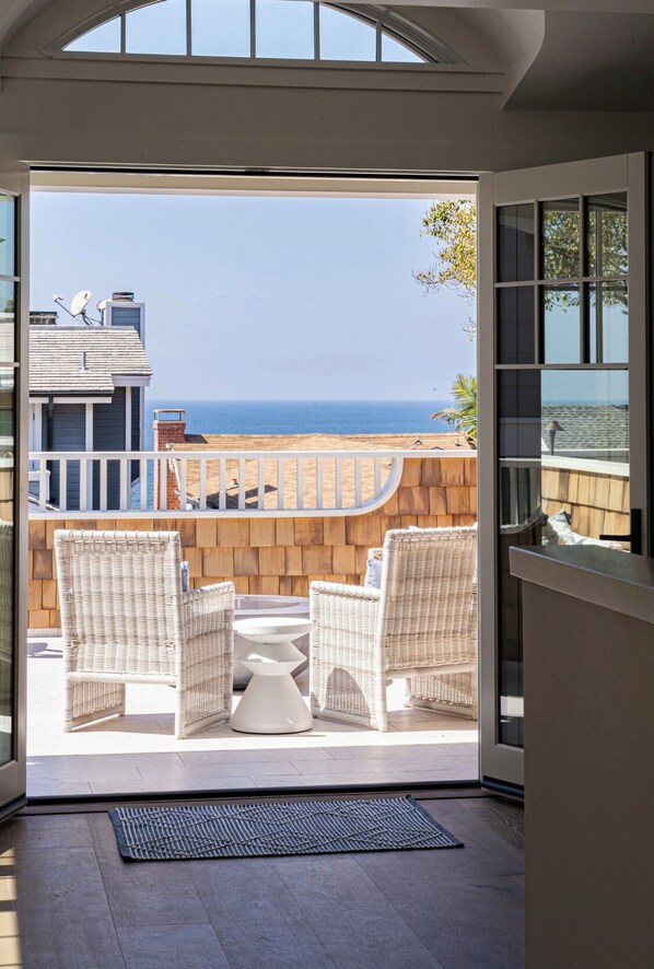 Modern Laguna Home with Ocean View, 2-Min Walk to Victoria Beach ...