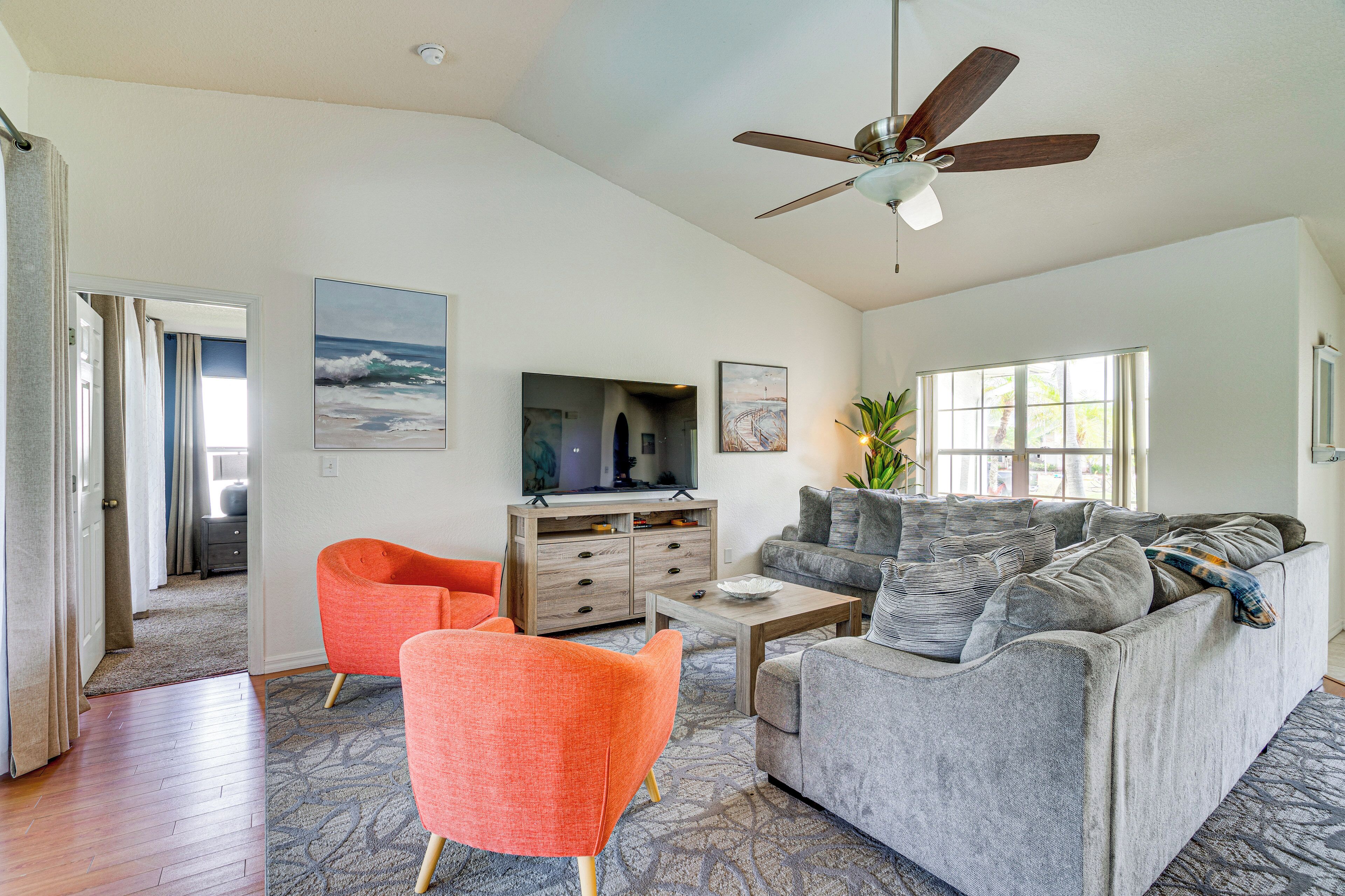 Poolside Lounge & Game Area: Cape Coral Retreat - Cape Coral, FL