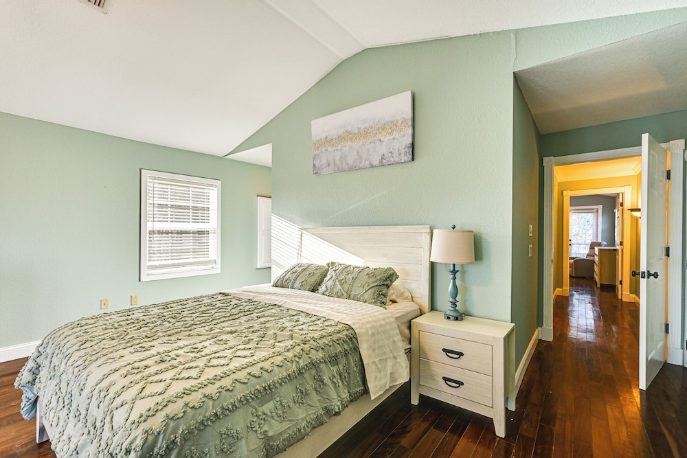 1 Block to Sims Park: Spacious Getaway w/ Balcony Reviews, Deals ...