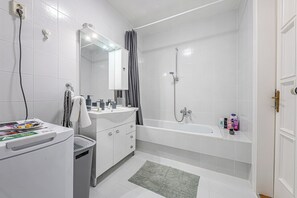 Apartamento, 2 quartos | Banheiro | Toalhas de banho 