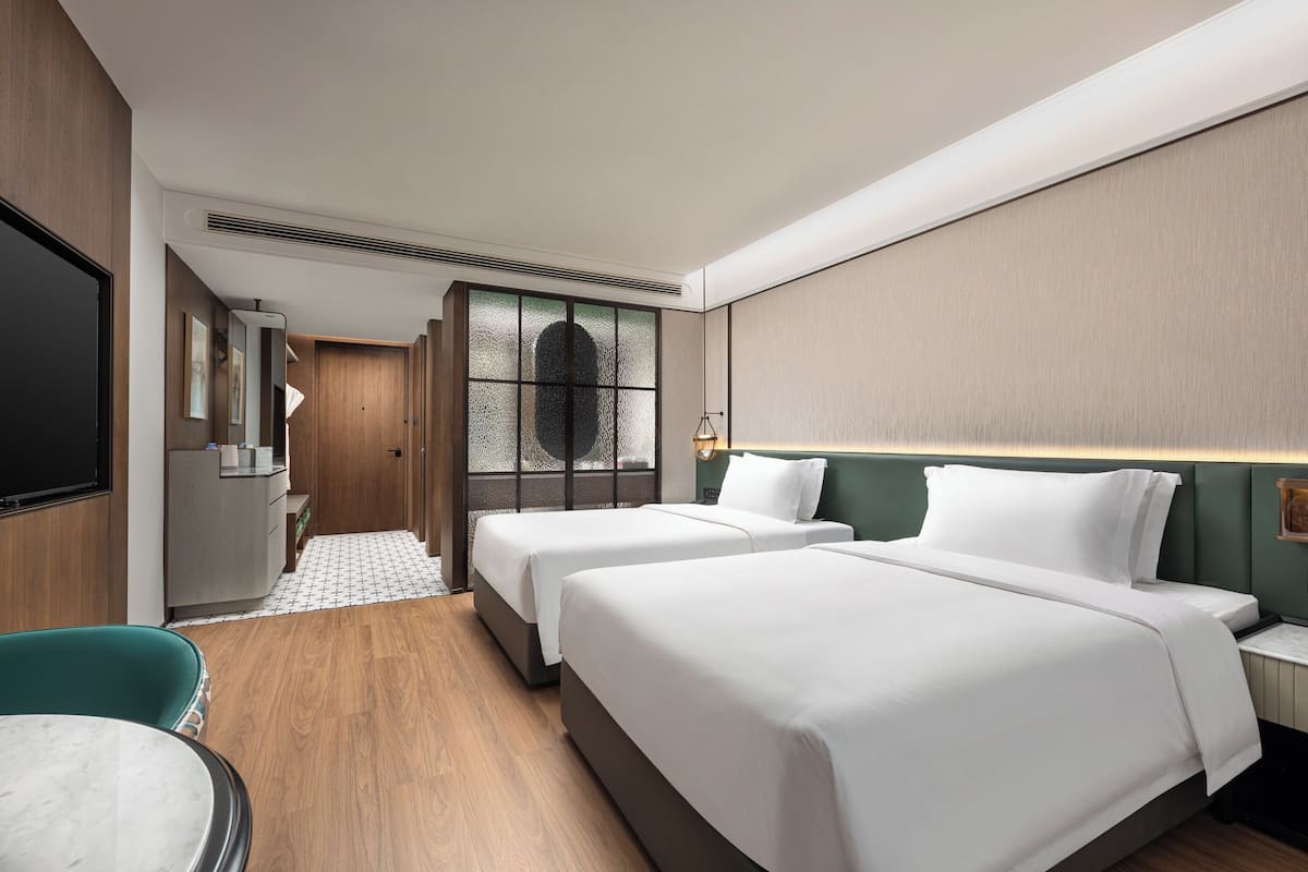 Quarto, 2 camas individuais, Vista para a cidade | Roupa de alta qualidade, minibar grátis, cortinas/cortinados opacos