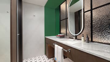 Produtos de higiene exclusivos, um secador de cabelo, roupões, chinelos