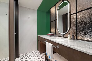 Produtos de higiene exclusivos, um secador de cabelo, roupões, chinelos 