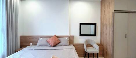 Apartamento Deluxe, 2 quartos, não fumadores, Vista para a cidade | Secretária, cortinas/cortinados opacos, ferro/tábua de engomar