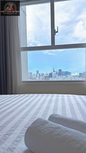 Apartamento de Luxo, 2 quartos, não fumadores, Vista para a cidade | Secretária, cortinas/cortinados opacos, ferro/tábua de engomar 