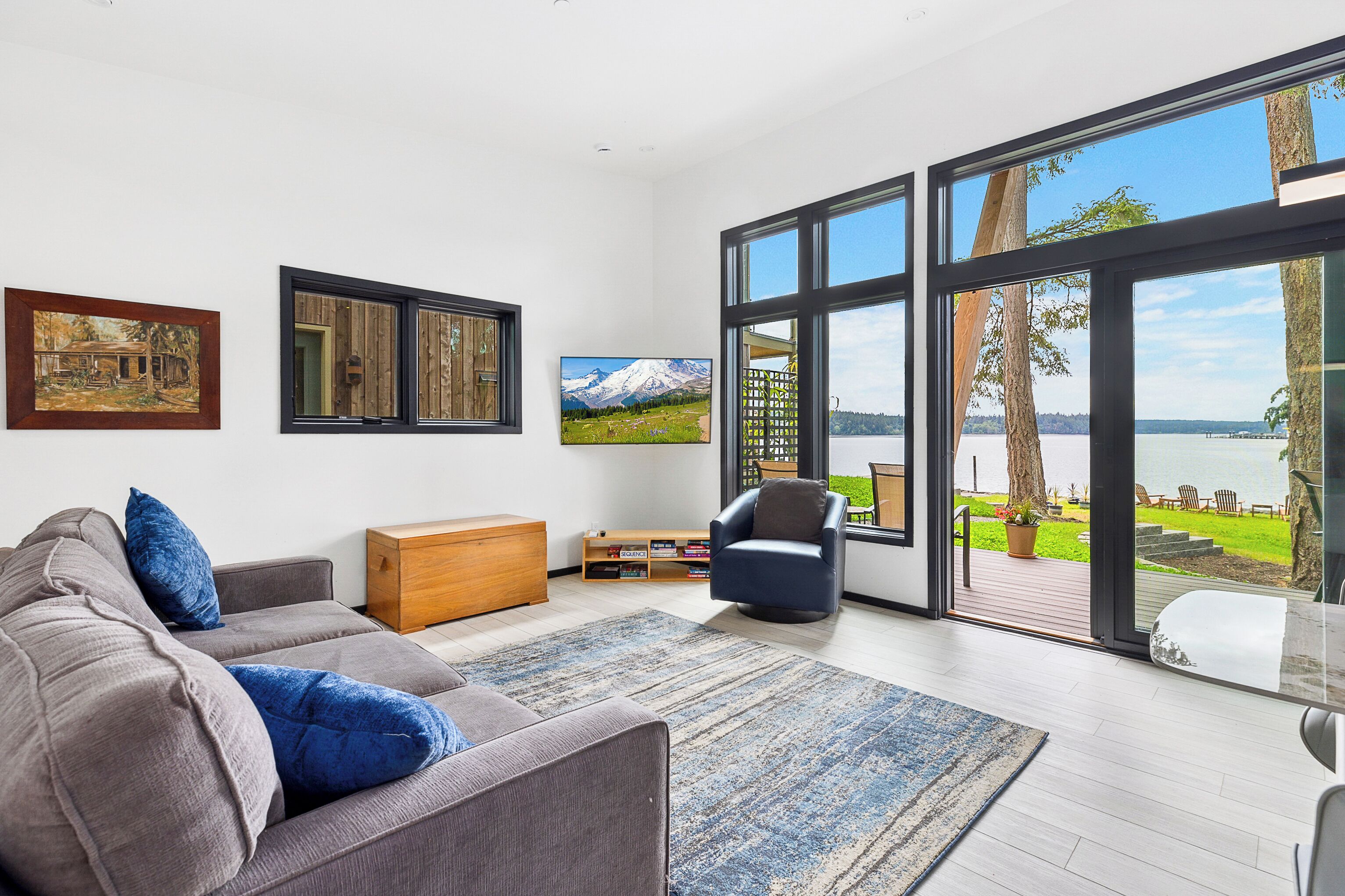 Mt Rainier View Beachfront Retreat - Private Beach - Poulsbo, WA