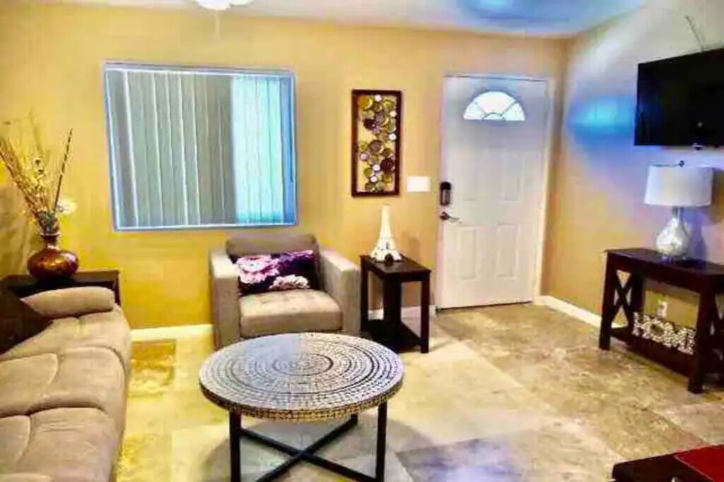 Arizona's Gem: Tucson Comfort & Style - Tucson, AZ