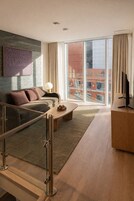 Uma sala de estar moderna com sofá, mesa de centro e aparador para TV.