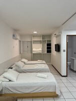 Quarto triplo | Escrivaninha, Wi-Fi de cortesia