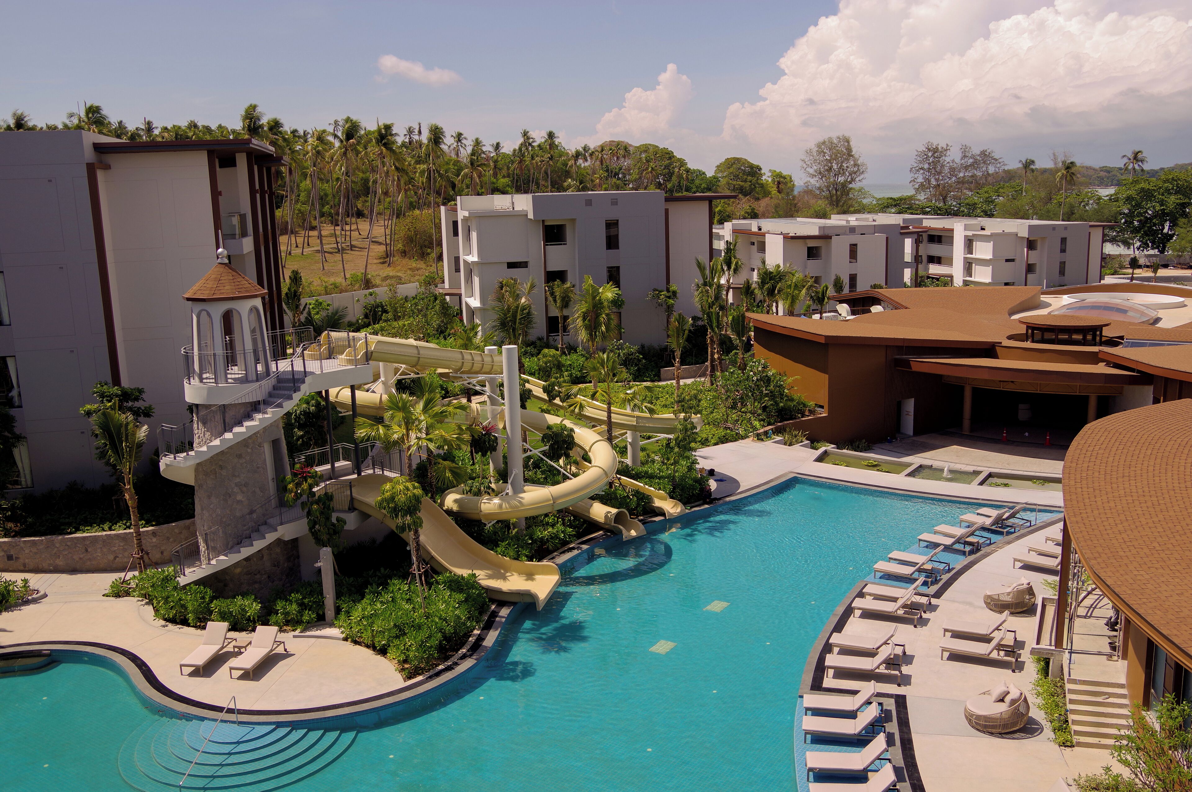 Um resort com piscina, toboáguas e uma torre.