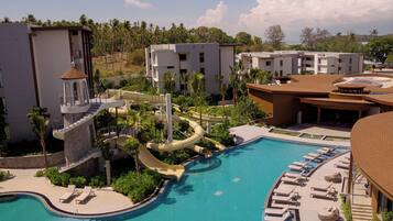 Um resort com piscina, toboáguas e uma torre.