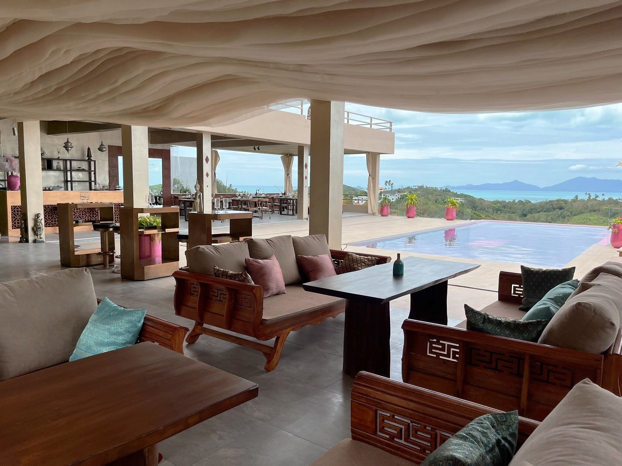 Vila luxo, vista para o mar | Opções para refeição ao ar livre