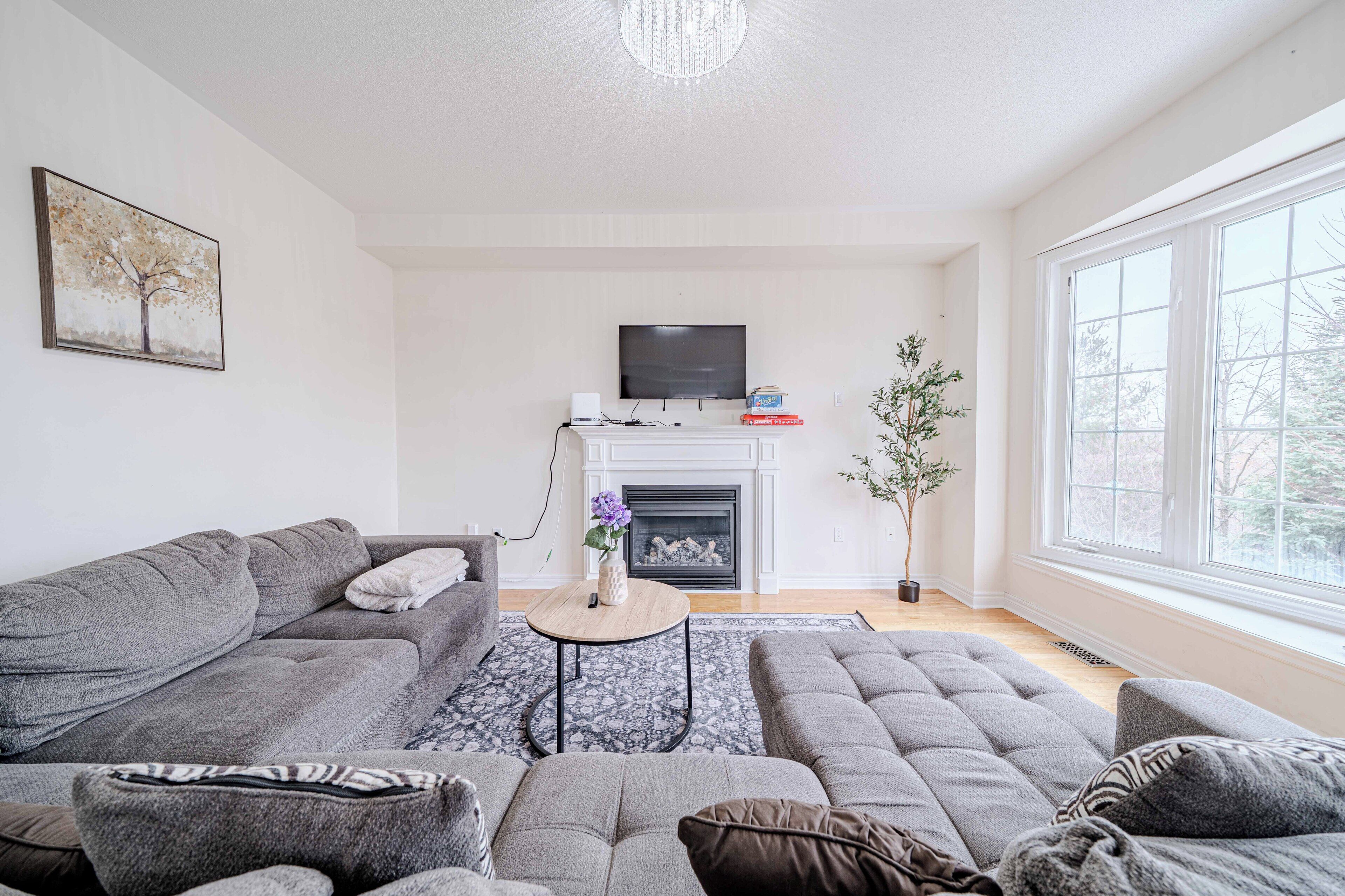 Ravine Getaway | Family & Wedding Retreat  Sleeps 20, 3 Kitchens, Nature Views - Brampton