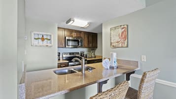 Condo conforto, 1 quarto, sacada, ao lado da praia | Cozinha privada | Geladeira, micro-ondas, fogão, cooktop