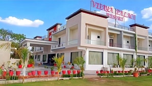Um edifício de vários andares com uma placa que diz 'Viva Palace Resort'.