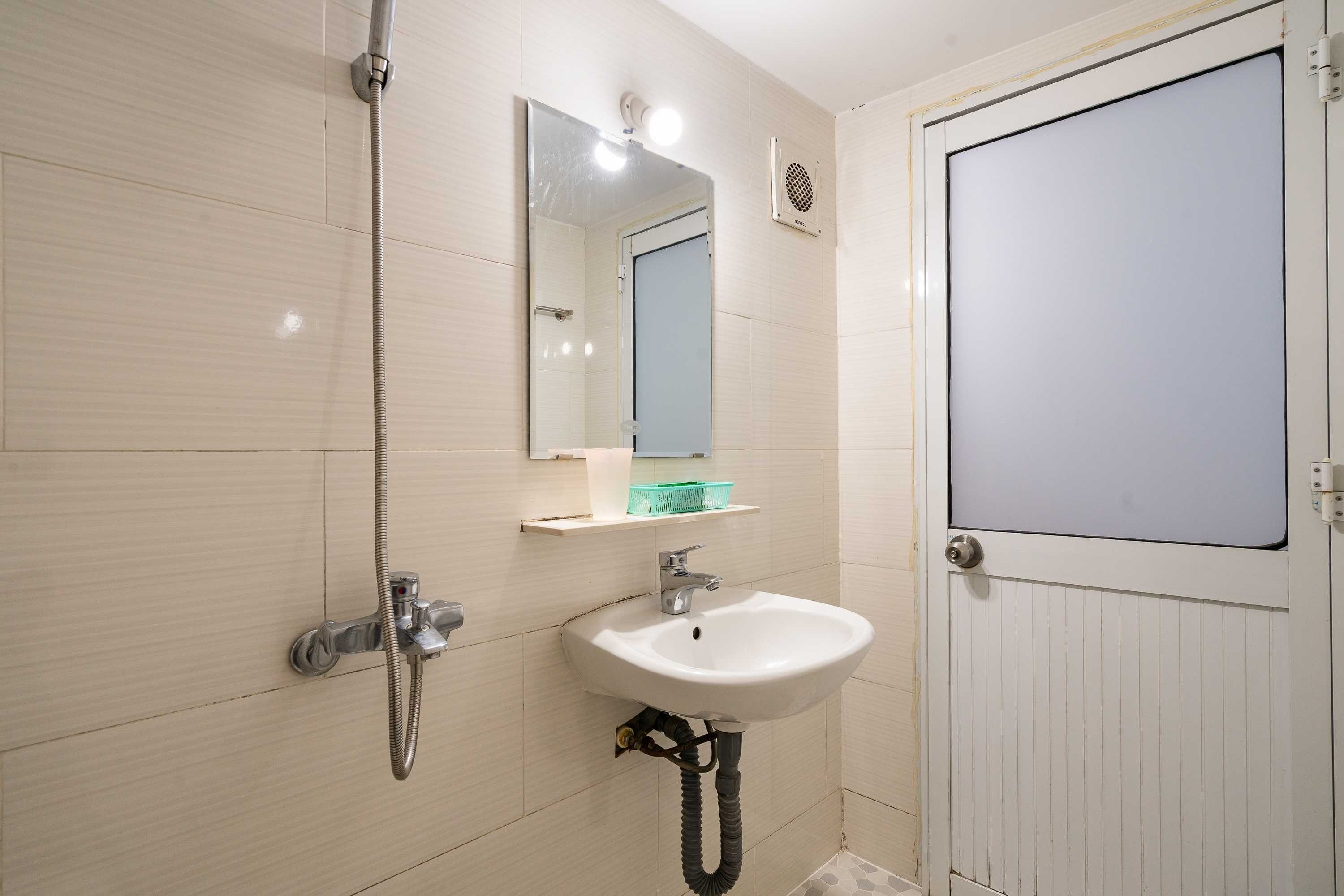 Quarto Duplo Superior | Casa de banho | Um polibã, um chuveiro fixo, artigos de higiene pessoal grátis 
