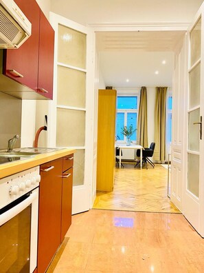 Apartamento básico | Cozinha privada | Geladeira, micro-ondas, fogão, cooktop