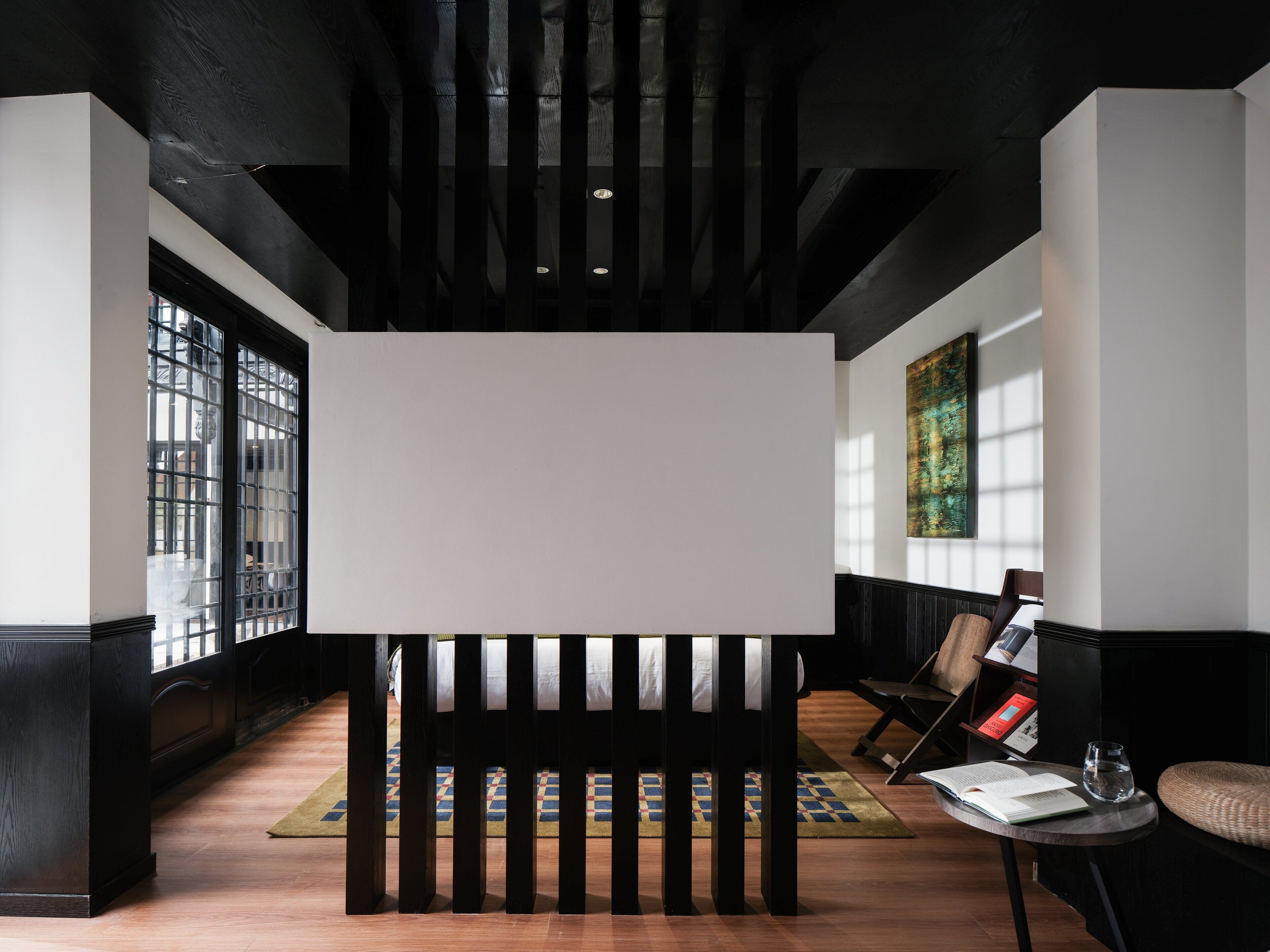 Quarto Duplo Básico, vista para o pátio | Secretária adequada para computadores portáteis 