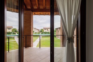 Apartamento, 2 quartos | Roupa de alta qualidade, edredões de penas, berços/camas para crianças 