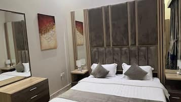 Apartamento Familiar | Cofre no quarto, secretária adequada para computadores portáteis