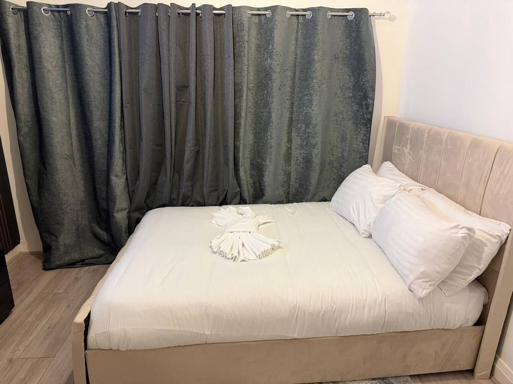 A Stunning 3 Bedroom Luxury Holiday Home - Birmingham