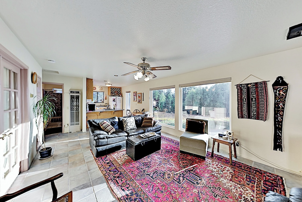 2br Mountain-view Cottage W/ Hot Tub, Deck - Russian River, CA