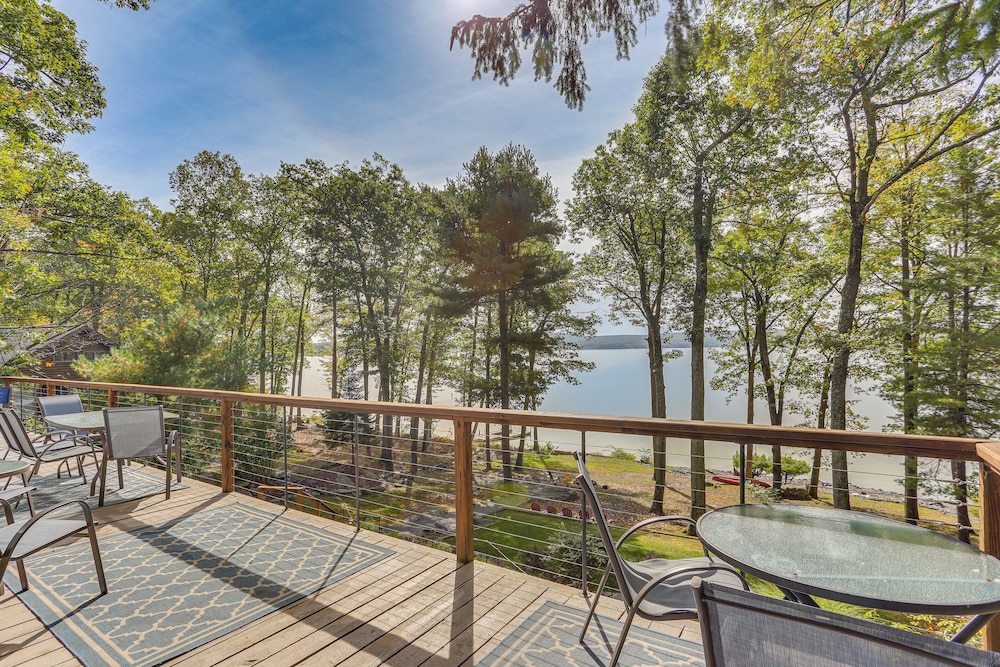 Huge Waterfront Home W/ Dock On Lake Wallenpaupack - Pennsylvania