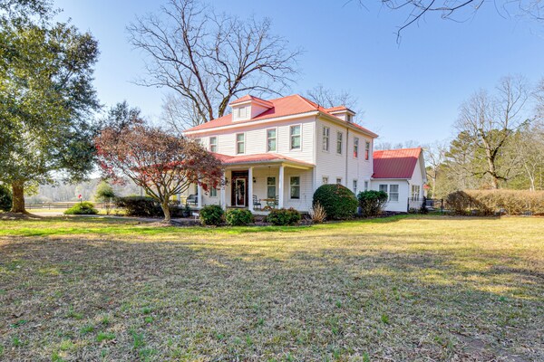 Historic Farmhouse W/ Modern Amenities & Hot Tub - Walhalla, SC