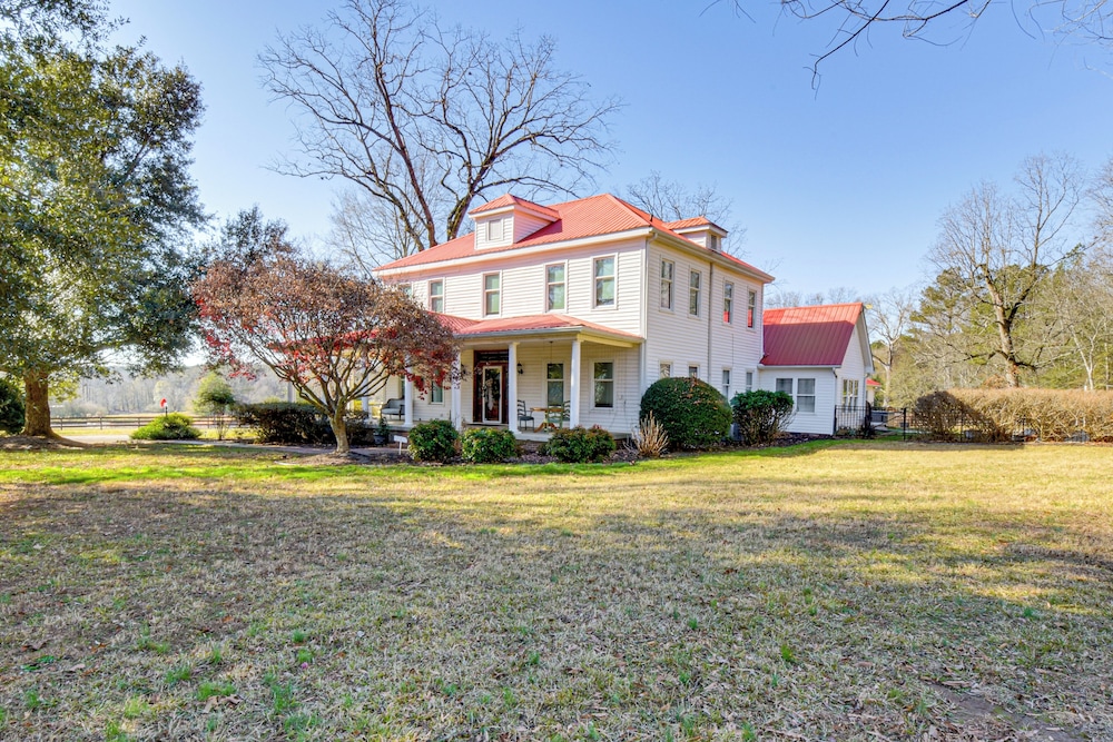 Historic Farmhouse W/ Modern Amenities & Hot Tub - Walhalla, SC