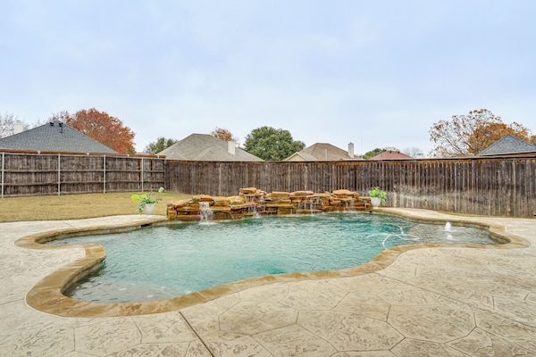 Group-friendly Burleson Getaway W/ Outdoor Oasis - Joshua, TX