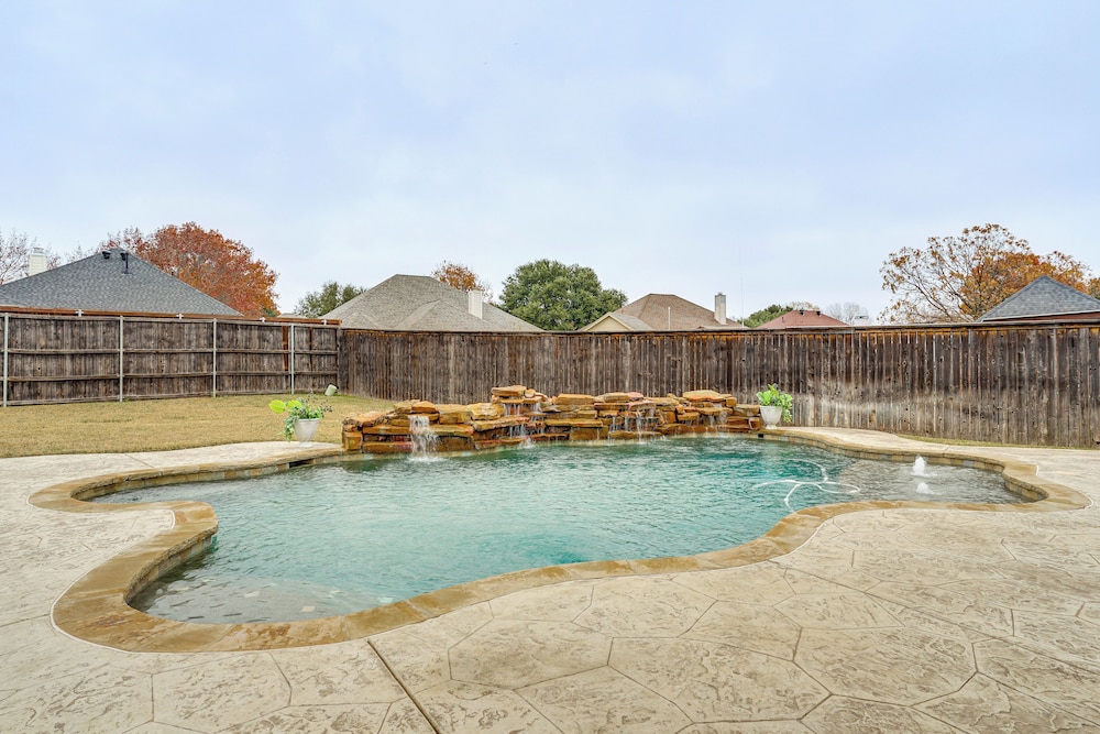 Group-friendly Burleson Getaway W/ Outdoor Oasis - Burleson, TX