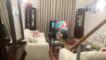 Apartamento, 2 quartos | Sala | Livros