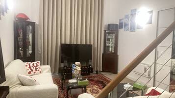 Apartamento, 2 quartos | Sala | Livros