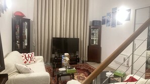 Apartamento, 2 quartos | Sala | Livros 