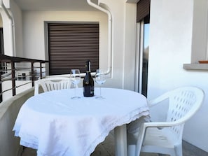 Apartamento, 2 quartos, varanda, Vista para a cidade | Refeições ao ar livre