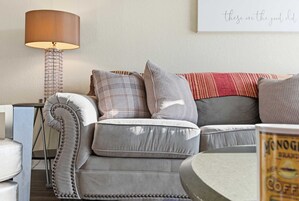 Apartamento em Condomínio Fechado, 1 cama king-size, pátio (Lakin it Easy!) | Sala de estar