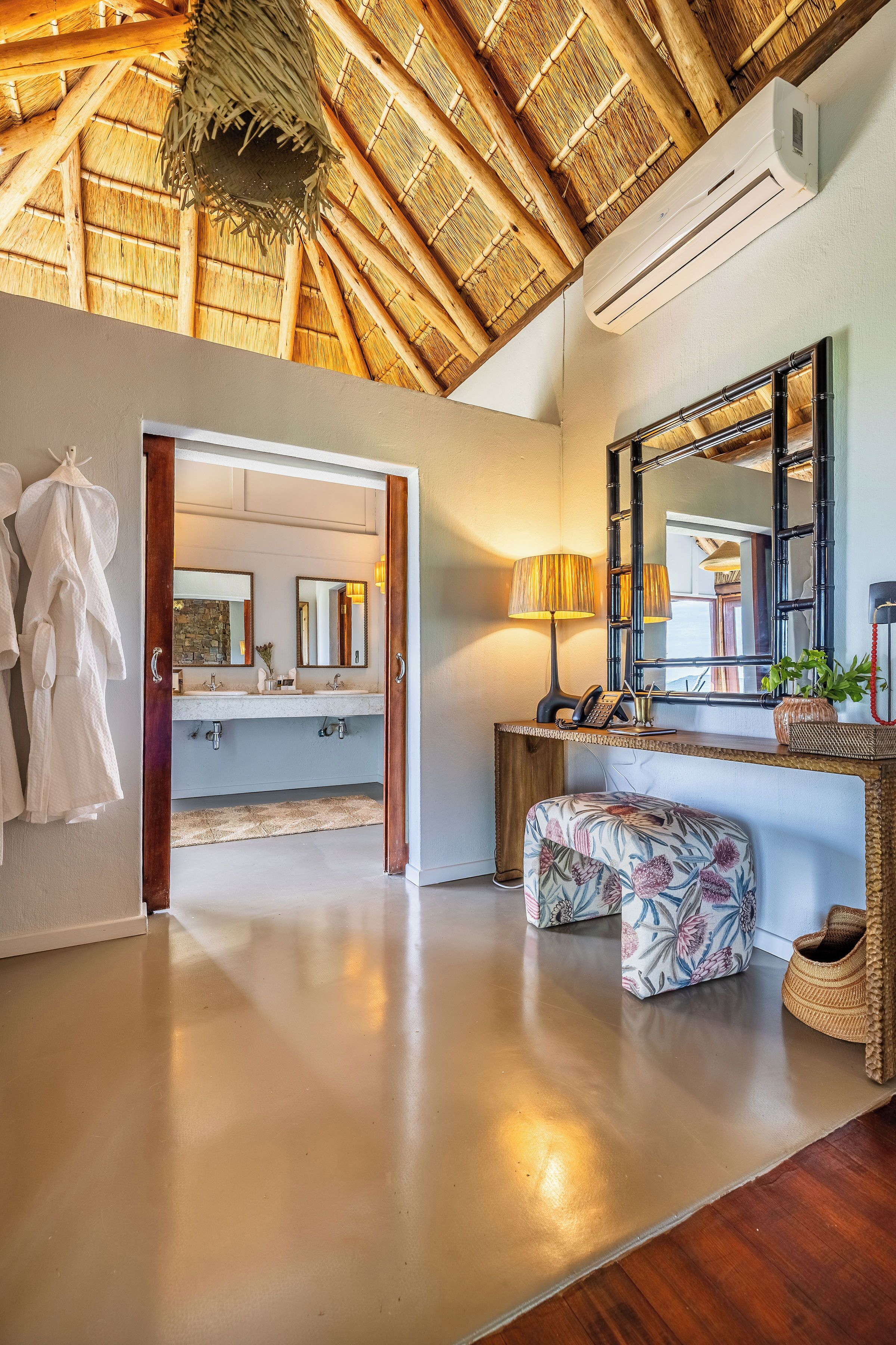 Banheira e chuveiro separados, secador de cabelo, toalhas de banho 