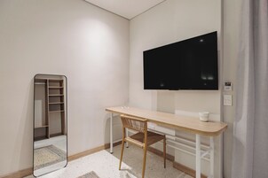 Cofres nos quartos, escrivaninha, espaço de trabalho para notebook