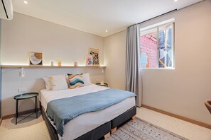 Quarto Duplo | Cofre no quarto, secretária